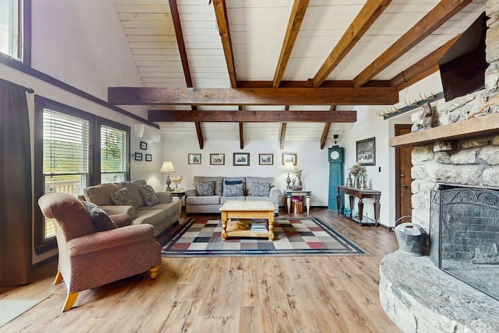 Cozy Mountain Escape W/ Fireplaces And Games Room - Beech Mountain, NC