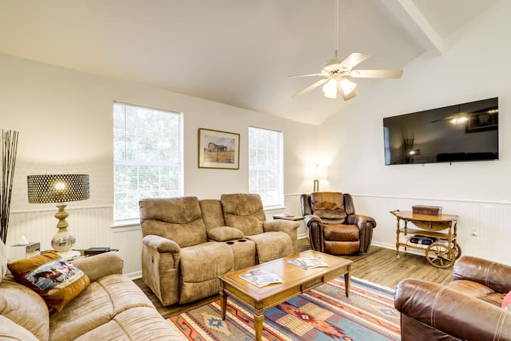 Wine Tours & Antiquing: Townhome Near Dtwn Brenham - Brenham, TX