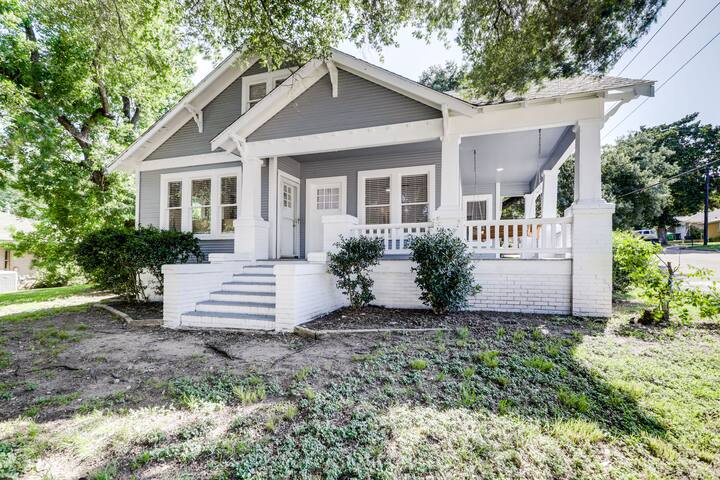 Easy Dtwn Access: Restored 1930s Brenham Retreat - Brenham, TX