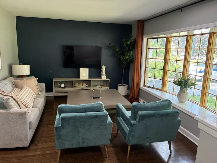 Spacious 5br Family Retreat With Private Backyard - Schaumburg, IL