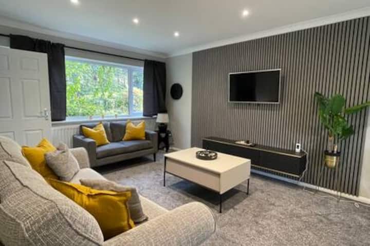 Modern 4-bed Home - 莫爾登