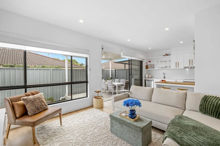 Townhouse In Marks Point - Belmont