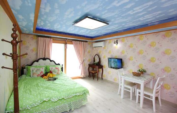 유럽형 목조의 원룸형 객실, 새싹(203호) - Tongyeong-si