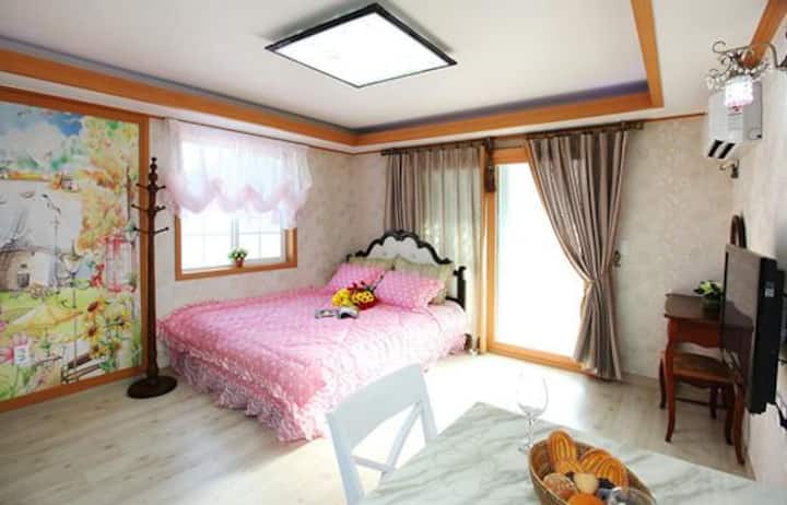 거제의 낭만적인 바다와 함께하는 원룸형 객실, 풀잎(204호) - 수양동