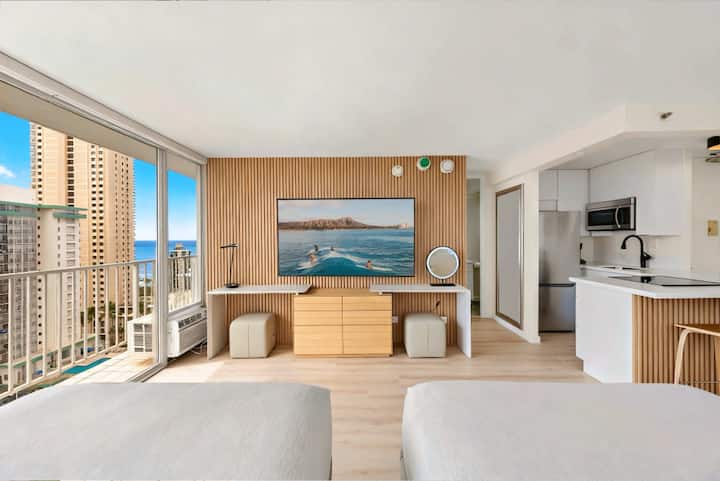 Newly Innovated Oceanview Beach Condo | Sauna Pool - Honolulu