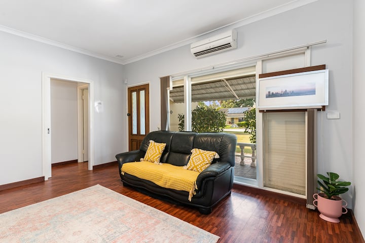 Charming Cloverdale Getaway - Kalamunda