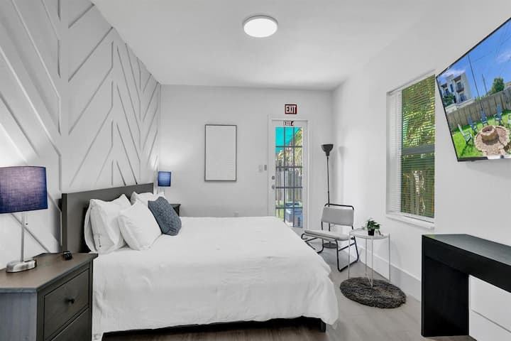 Palm Breeze Retreat . Close To Beach & Downtown - Aventura, FL