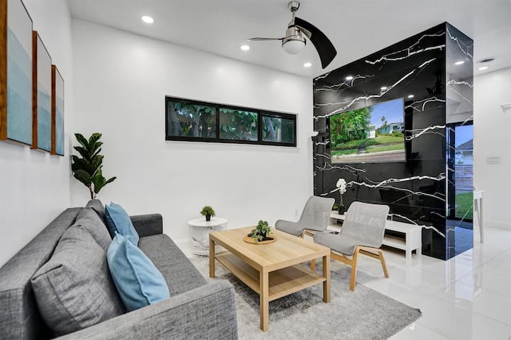 Palm Breeze Getaway . Close To Beach & Downtown - Hollywood, FL