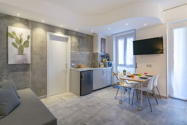 Modern Studio With Balcony Near Milano Centrale - Milan