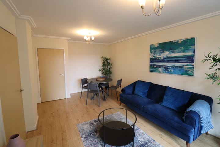 2-bedroom Apartment With Balcony & Parking In Cent - Woking