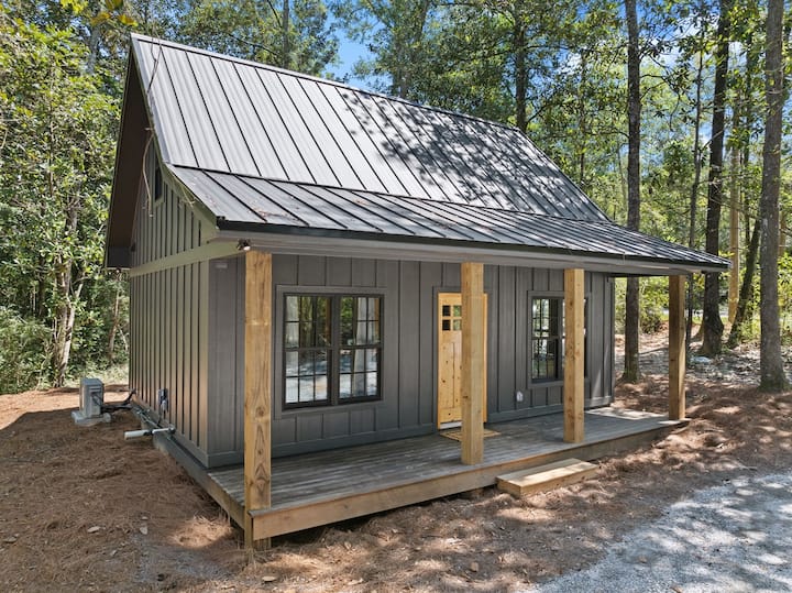 Charming Cabin, Sleeps 6 - Florida Panhandle, FL