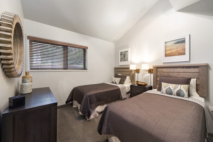 Scenic Canyon Rim Stay With Pool | 2 Units - Redmond, OR