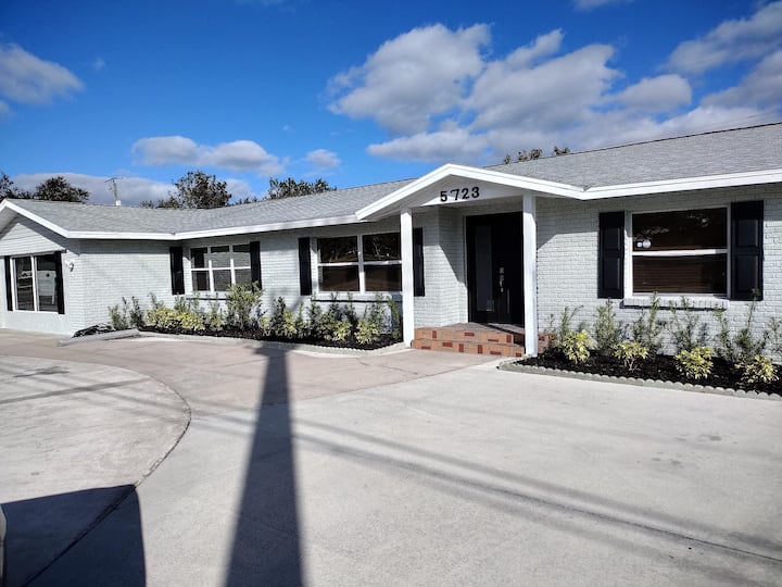 #5 Deluxe Queen Room W/ Private Bath & Exterior - Longboat Key, FL