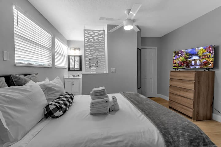 #5 Deluxe Queen Room W/ Private Bath & Exterior - Longboat Key, FL