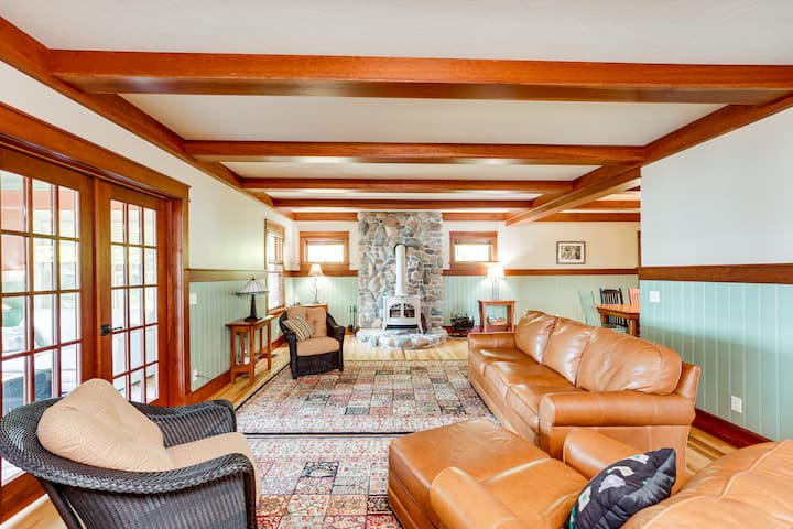 All-season Sunroom! Group Getaway On Hamlin Lake - Ludington, MI