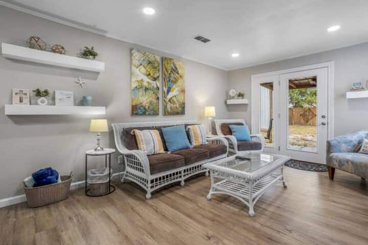 Cozy 3br Home W/ Fire Pit | 5-min Walk To Beach! - Biloxi, MS