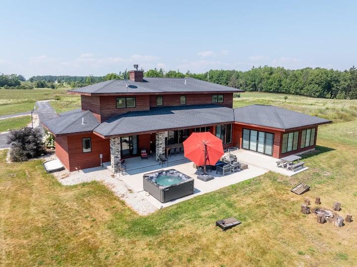 Ellison Bay Retreat: Hot Tub & Theater - Sister Bay, WI