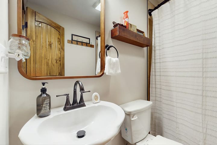 6 Br Home With Outdoor Covered Deck & Hot Tub - Ellijay