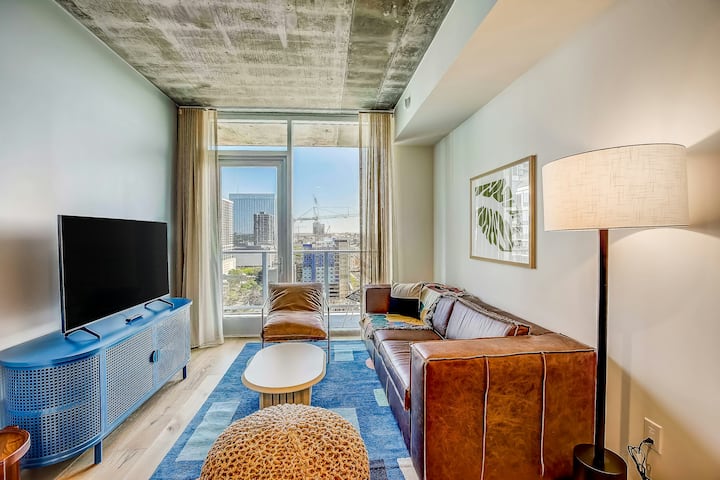 Brand New Rainey St. Condo - City & Water-view - Town Lake, Austin
