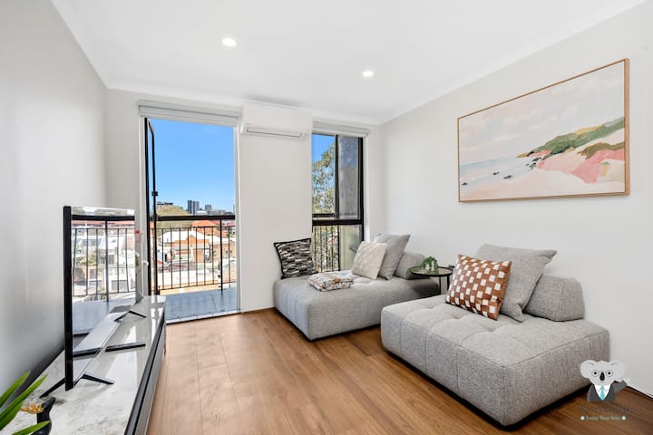 Kozyguru | Surry Hills | Sleek City Pad + Balcony - Surry Hills