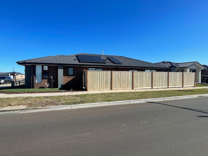 Charming Modern Family Home In Wyndham Vale - Werribee