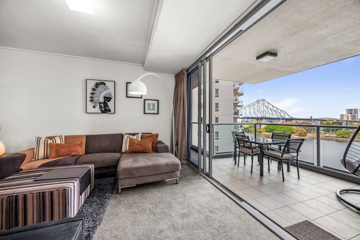 Riverfront Luxury 2br | Walk To Cbd + Parking - Brisbane