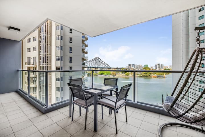 Riverfront Luxury 2br | Walk To Cbd + Parking - Brisbane