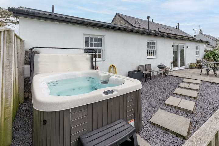 Cosy Barn Cottage With Hot Tub Near Rhosneigr - Rhosneigr