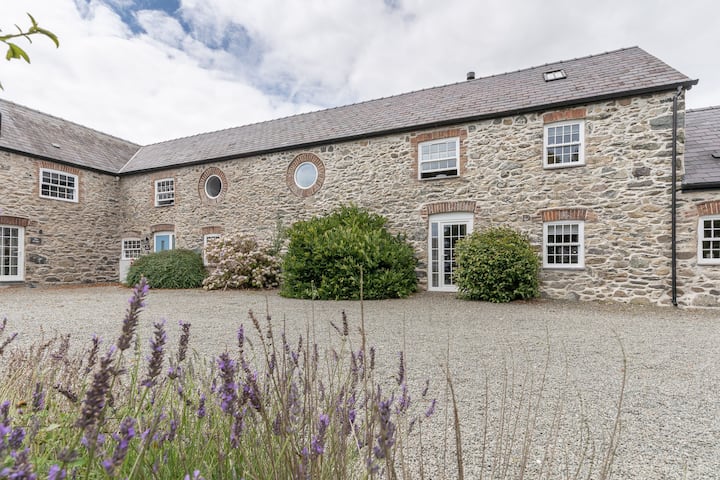 Large Character Barn Conversion Near Rhosneigr - Rhosneigr