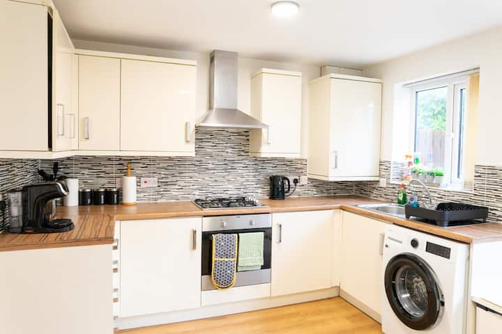 5bed 4bath(2 En-suites) | King Bed | Prv Parking - Salford