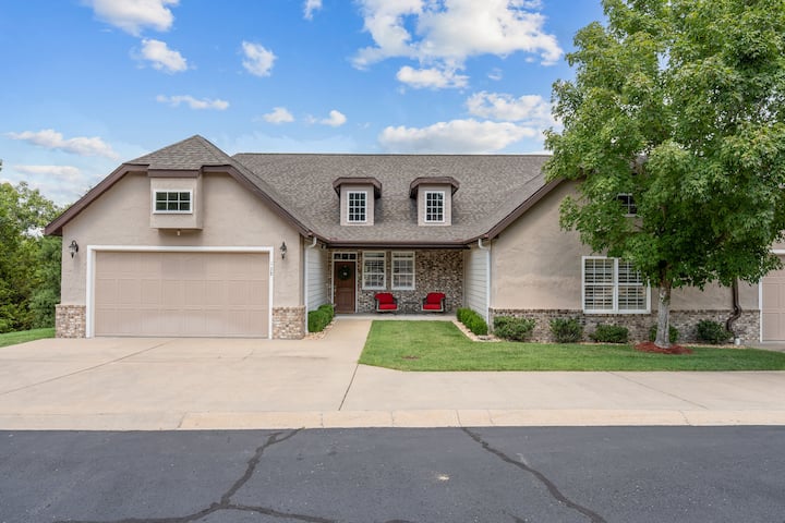 Big Family Getaway • 6br W/ Private Patio & Garage - Branson, MO