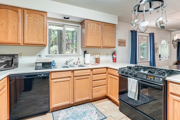 Hike, Swim, Golf: Family Retreat In Arnold! - Arnold, CA