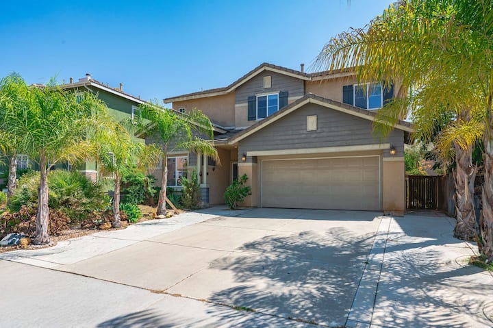 Bright & Airy 5b Home Workspace & Outdoor Lounge - Moreno Valley, CA