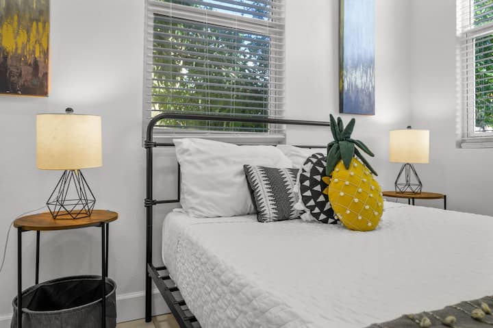 Pineapple Paradise #3 • 13 Min To Beach • Fire Pit - Sarasota, FL
