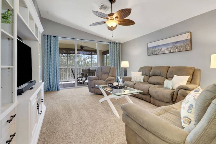 Country Club Lifestyle! Beautiful 2nd Floor Condo - Fort Myers