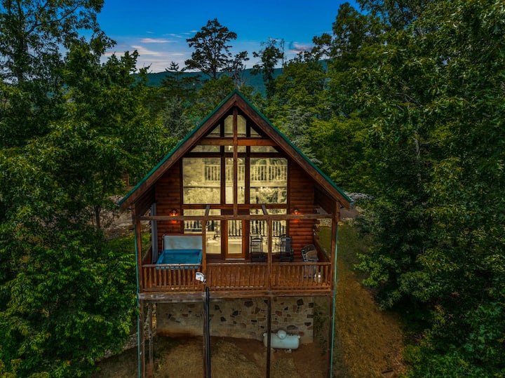 The Lookout | Incredible View+ Hot Tub+ Pool Table - Pigeon Forge, TN