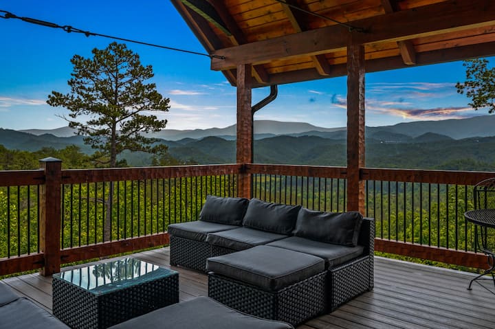 The View | Hot Tub -Theater- Mini Golf- Pool Table - Pigeon Forge