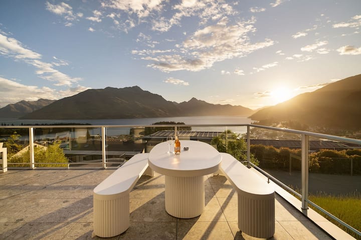 Luxury Villa With Panoramic Lake & Mountain Views - Queenstown