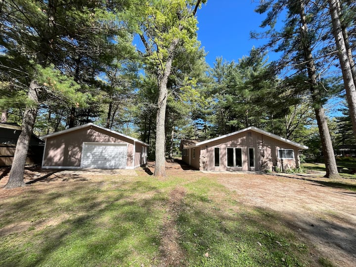 Quiet Pine Retreat In Tawas City - Tawas City, MI