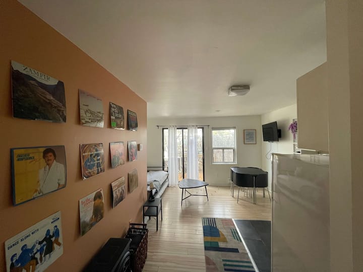 Retro Chic Apartment With Balcony - Toronto