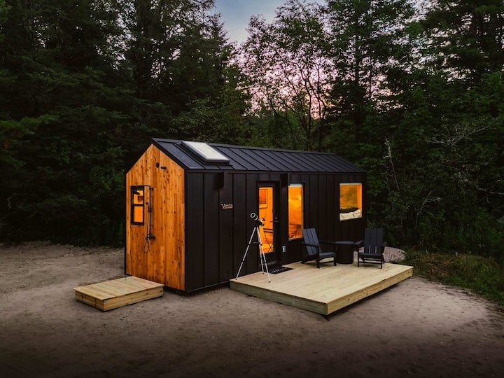 Vesta Nook! With Shower, Queen Bed & Pullout Sofa - Maine