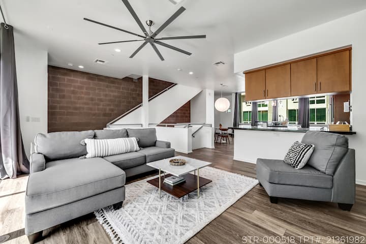 Stylish 2-bedroom With Balcony – Prime Location - Arizona