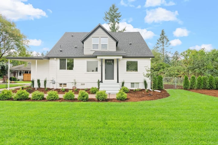 Contemporary Camas Retreat With Guest Suite - Washougal, WA