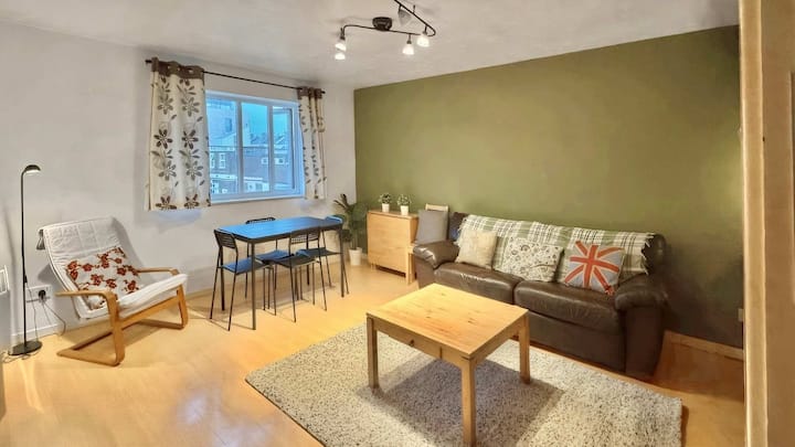 Stylish 2 Bed Home With Parking - Chingford