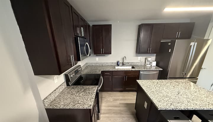 * New * 4br Retreat | Heart Of Campus W/ Parking - Ann Arbor, MI