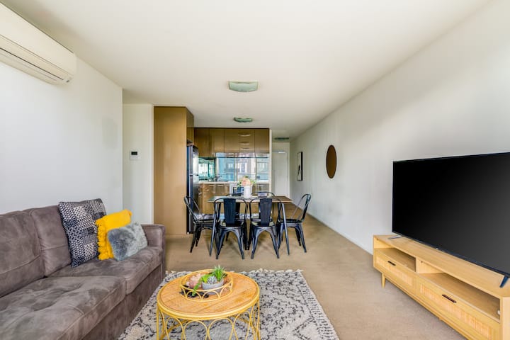 Balcony With City Views, Pool, Gym & Free Parking! - St Kilda