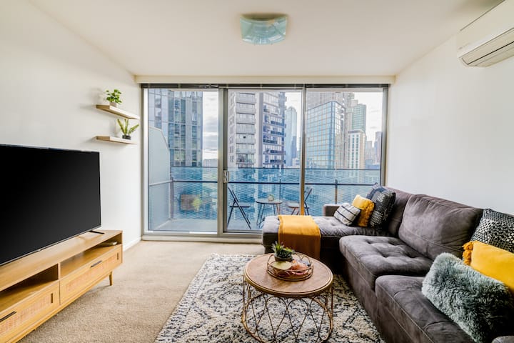 Balcony With City Views, Pool, Gym & Free Parking! - St Kilda