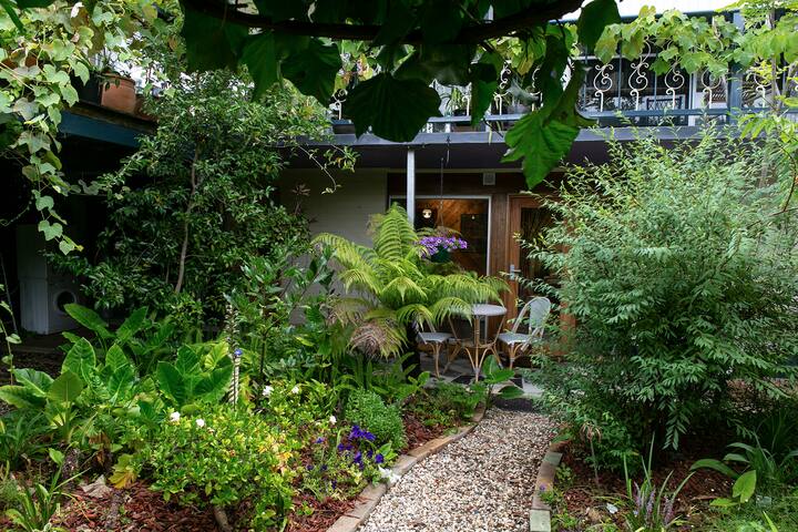 Luxury Apartment-private Gardens & Mountain Views - Bright