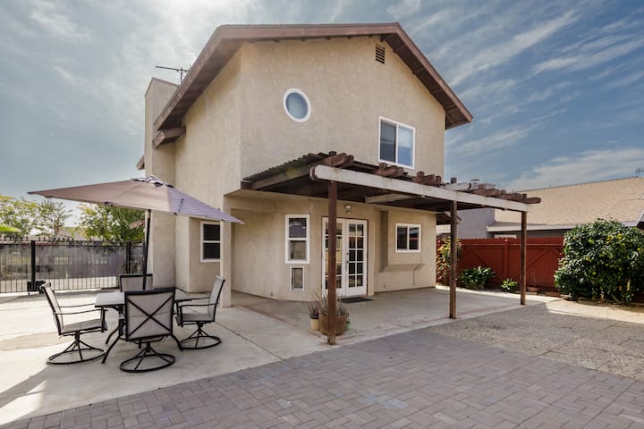 Modern 3br 2-story Retreat | Near Ruhs + March Arb - Moreno Valley, CA