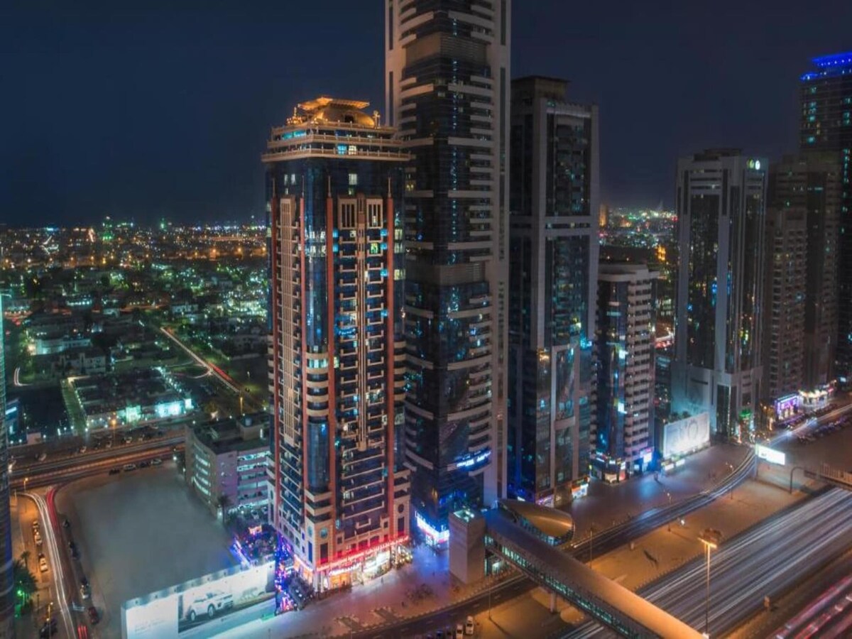Deluxe King Dubai Skyline with Balcony - Airbnb